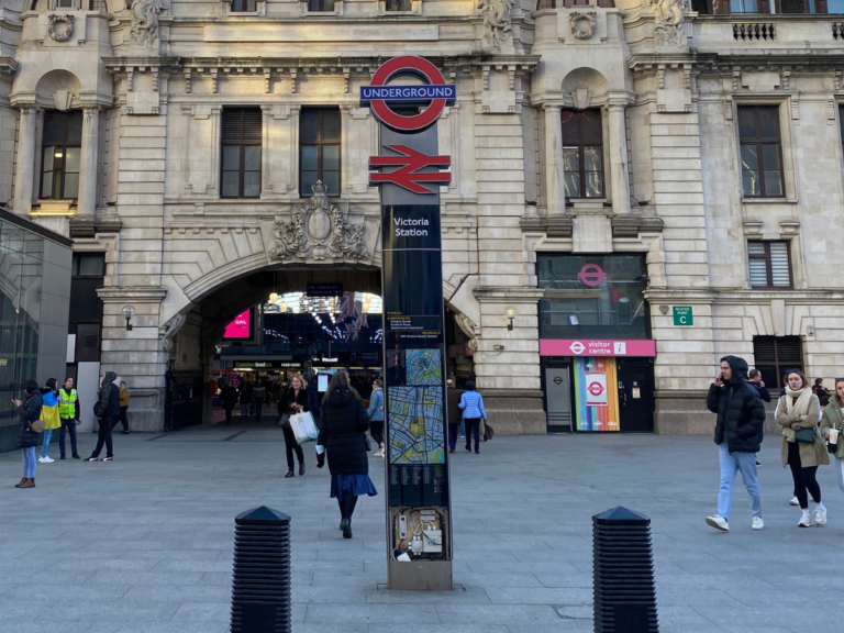 How to Use the Tube (London Underground) - The London Eats List